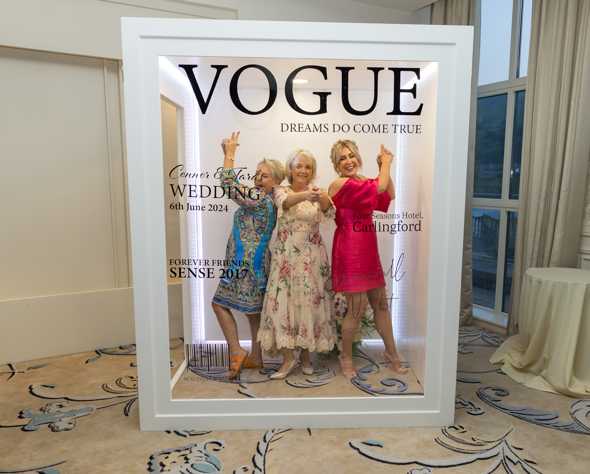 Magazine Photobooth - WowWeddings